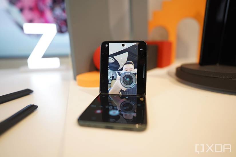 Samsung Galaxy Z Flip 4 Flex Mode Walkthrough: All the unique features ...