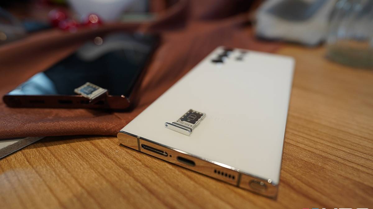 Does the Samsung Galaxy S22 series have a microSD card slot?