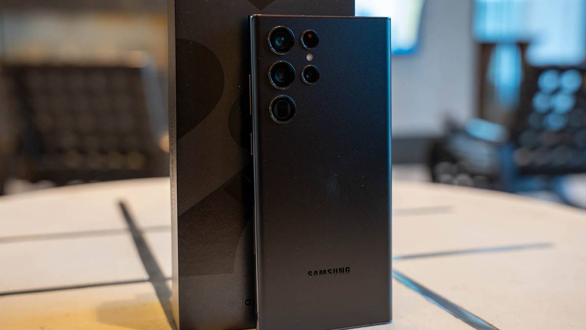 What do you get inside the Samsung Galaxy S22 Ultra box?