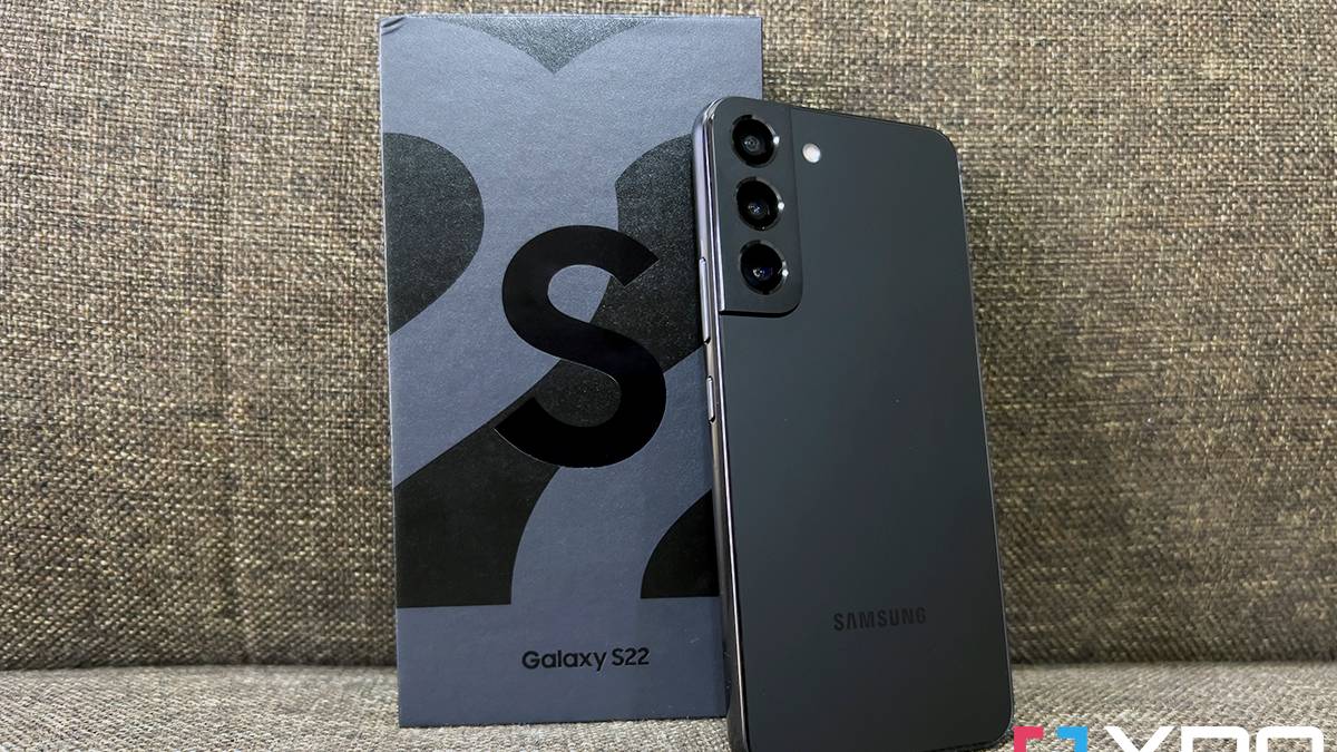 What do you get inside the Samsung Galaxy S22 box?