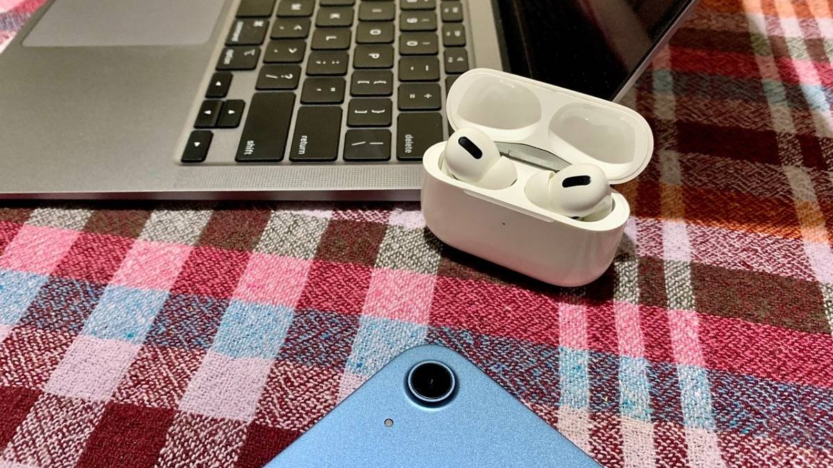 How to enable or disable the AirPods automatic device switching feature using an iPhone or iPad