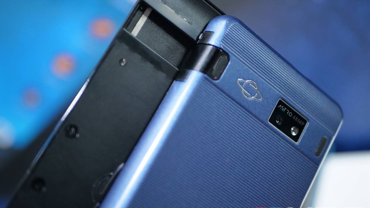 Astro Slide 5G Hands-On: Slider in your hand, Debian in your pocket