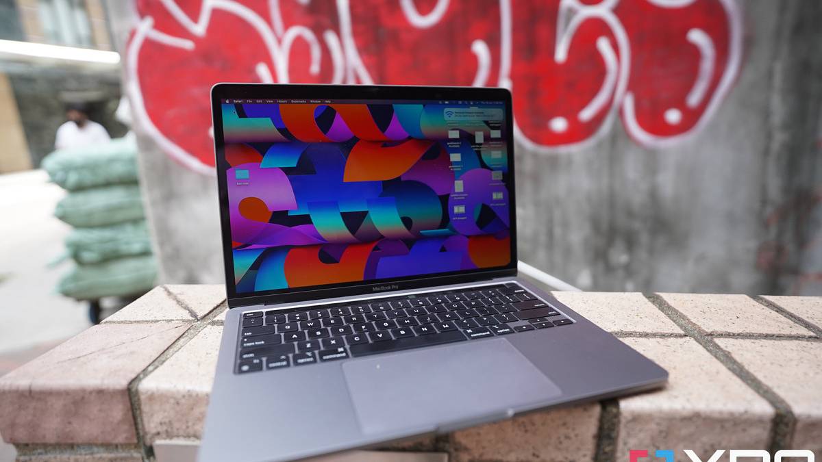 How many external monitors does the MacBook Pro 13 (2022) support?