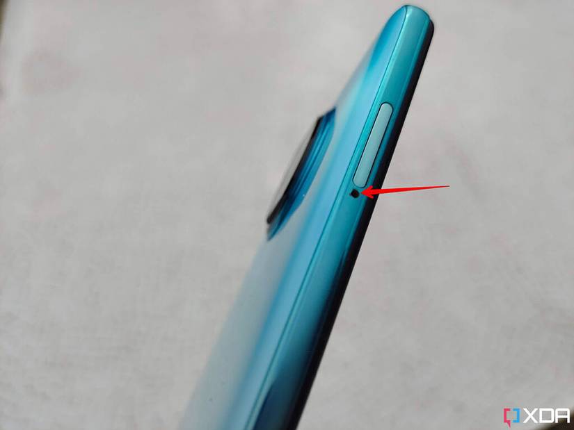 How to insert a memory card in your phone to expand storage