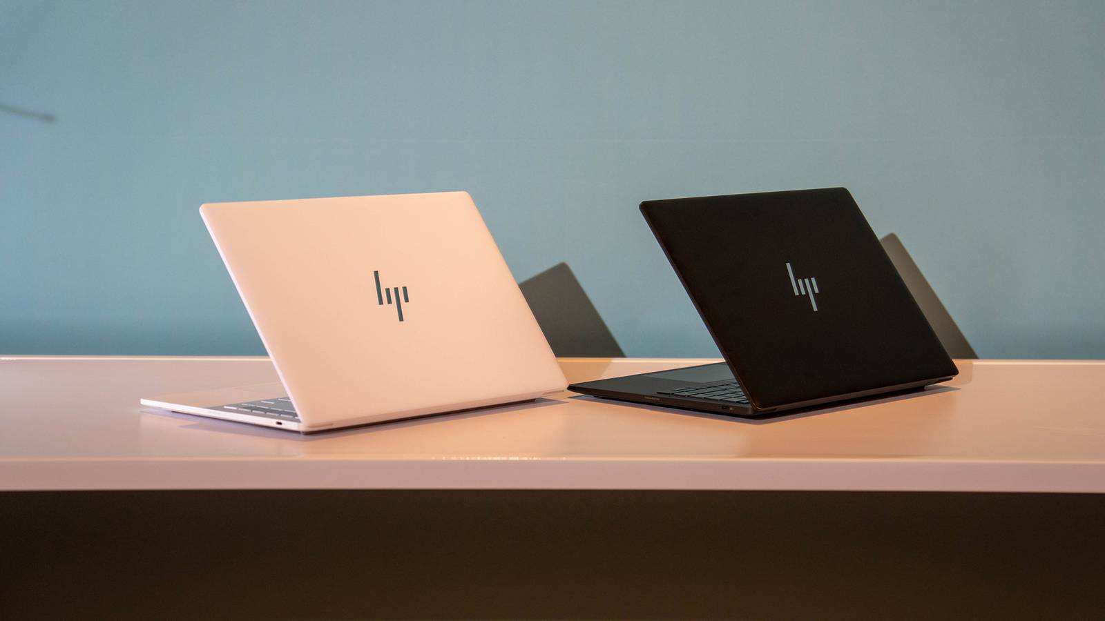 Can I replace the battery on the HP Dragonfly Pro?