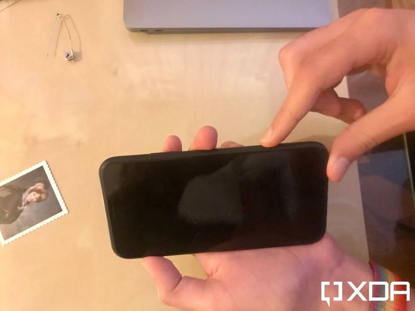 How to insert a SIM card in your iPhone