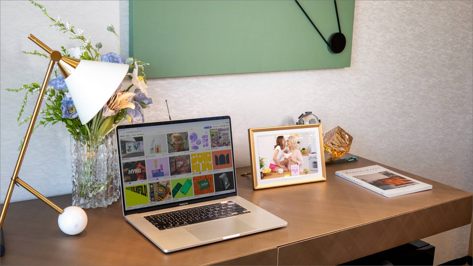 ARZOPA D10 Gold: A modern digital photo frame with timeless appeal