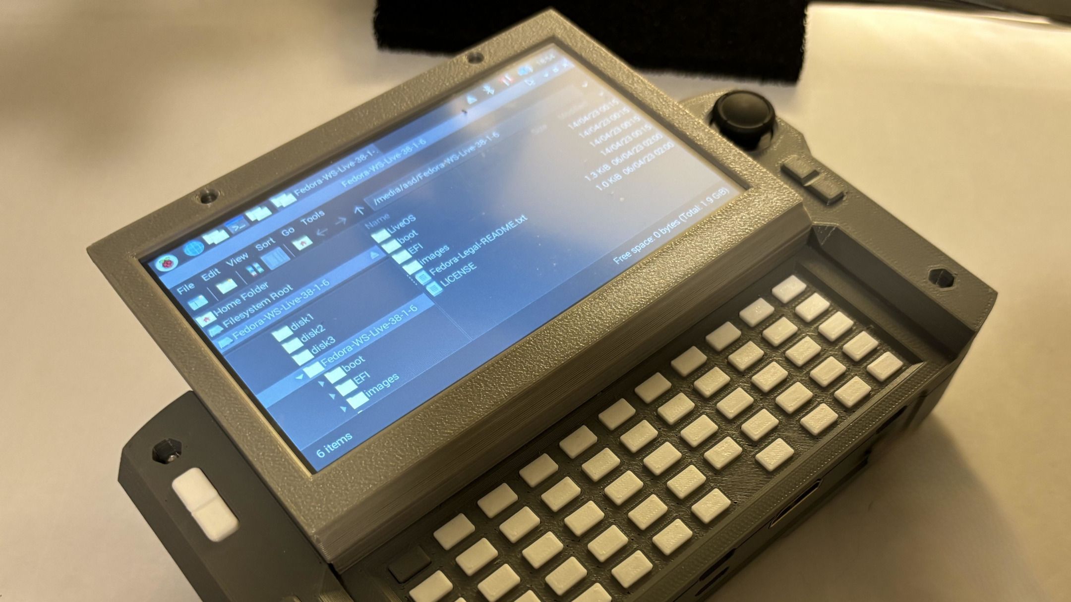 DIY Raspberry Pi handheld computer mutantC v5.1 features retro design ...