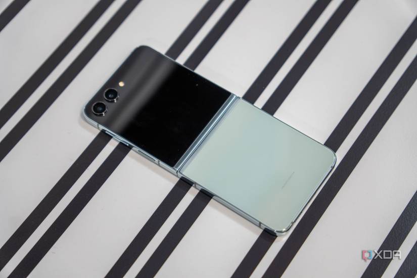 What colors does the Samsung Galaxy Z Flip 5 come in?