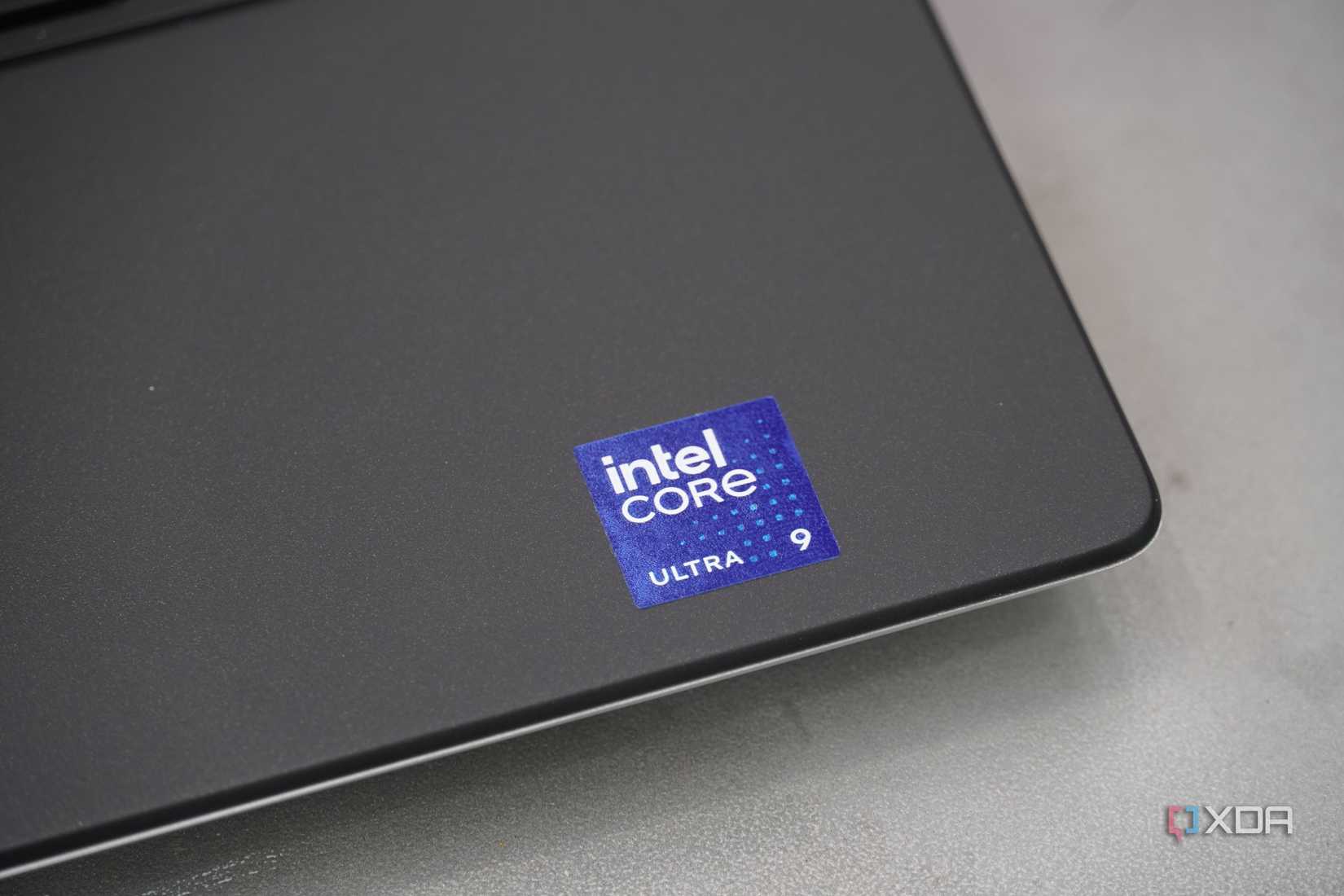 Alienware x16 R2 vs Razer Blade 16