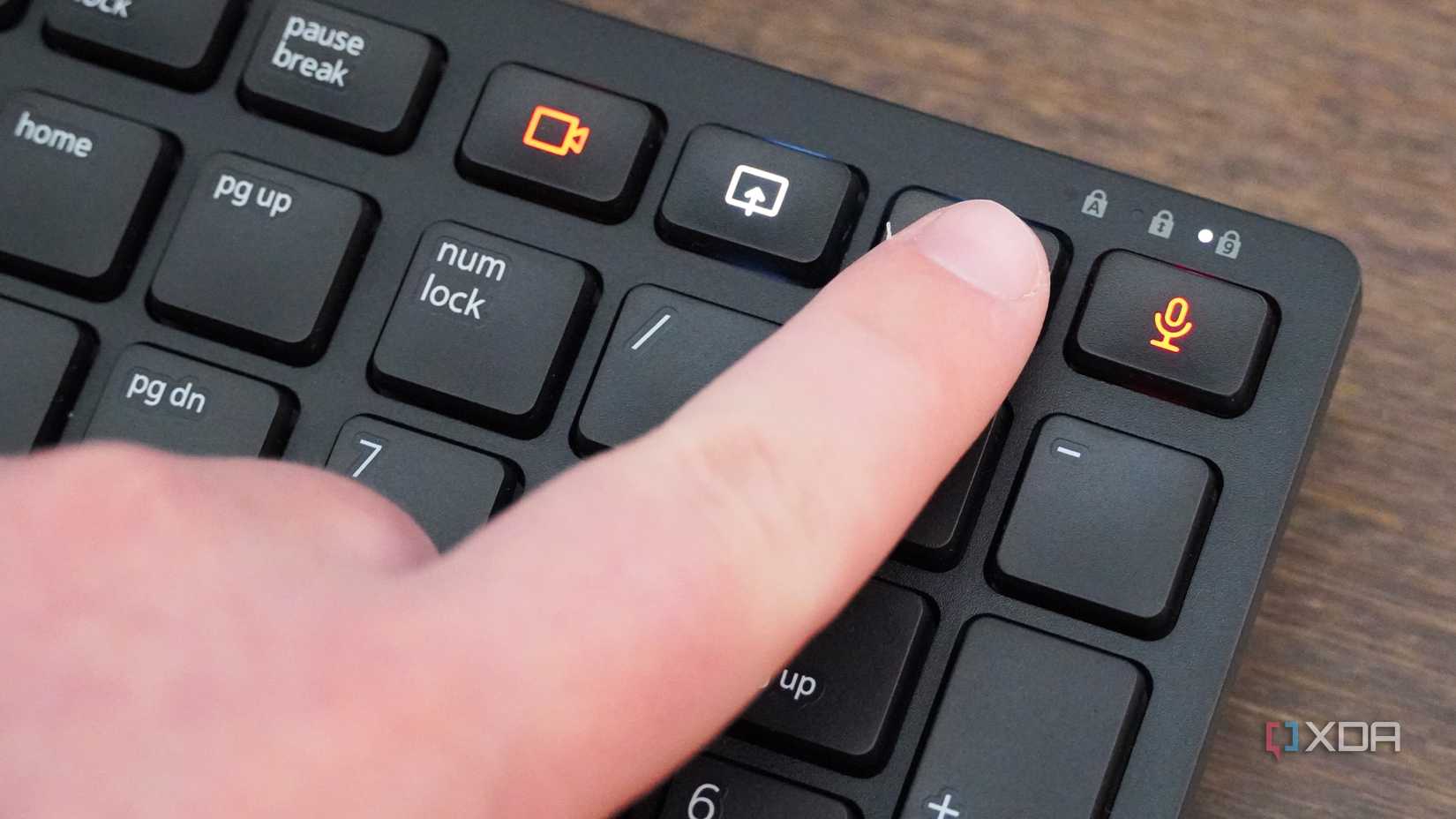 Dell Wired Collaboration Keyboard review: Video conferencing macros on ...
