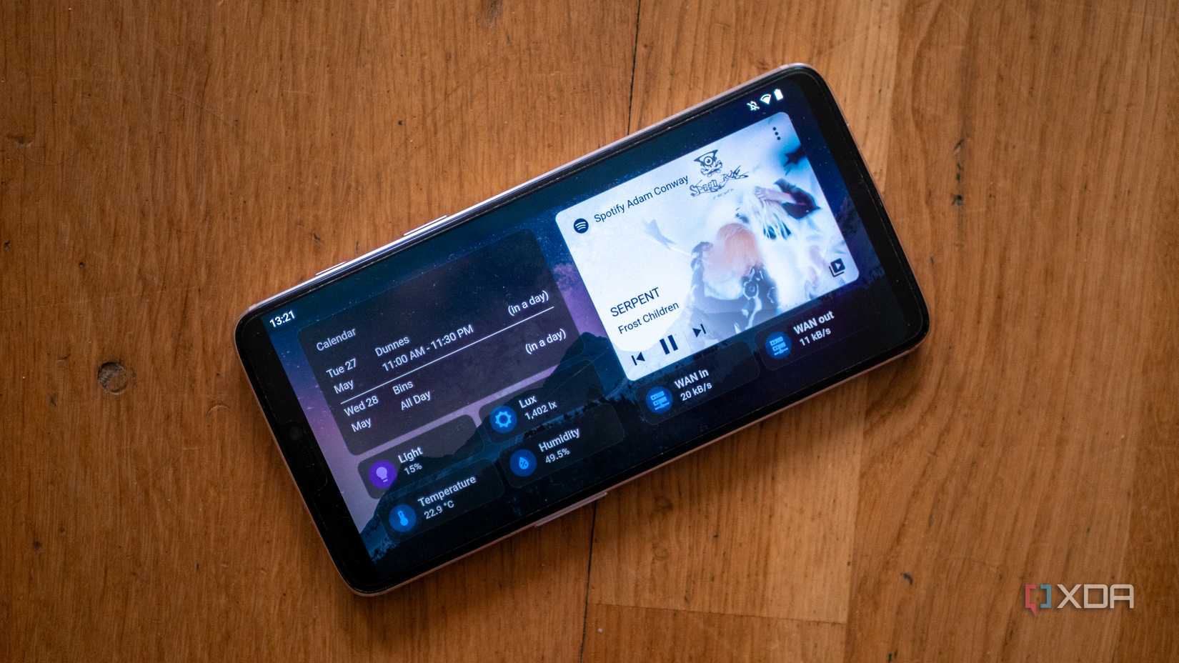 I turned an old phone into a Home Assistant dashboard for my desk
