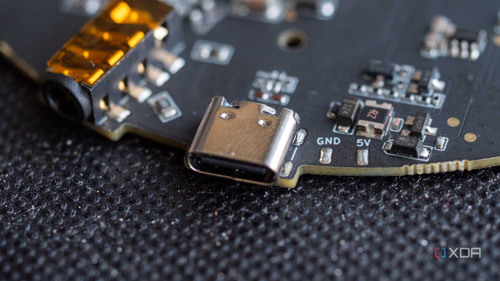 I built an Amazon Echo killer with this ESP32-powered quad microphone array